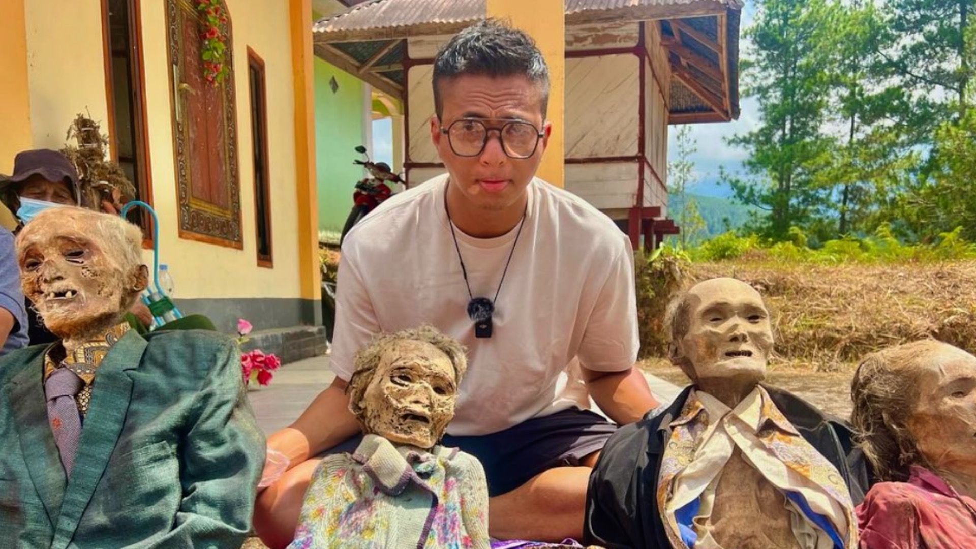 Bersembang dengan Mayat di Toraja, Indonesia – ML Studios